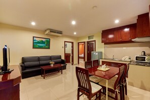 Suíte presidencial, 2 quartos | Sala de estar | TV de tela plana 32 polegadas com canais a cabo, TV