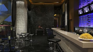 2 bares/lounges, saguão/lounge