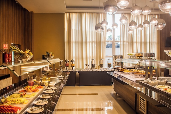 Pequeno-almoço tipo buffet diário (49.50 BRL por pessoa)
