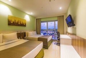 Quarto duplo standard, 2 camas de casal | Frigobar, cofres nos quartos, escrivaninha, cortinas blackout