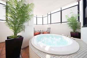 Quarto Standard (Couples Hotel) | Casa de banho | Um polibã e uma banheira separados, uma banheira de hidromassagem