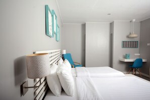 Quarto duplo (Housekeeping on request - surcharge) | Cofres nos quartos, escrivaninha, espaço de trabalho para notebook