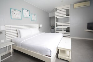 Quarto, 1 cama king-size (Housekeeping on request - surcharge) | Cofre no quarto, secretária 