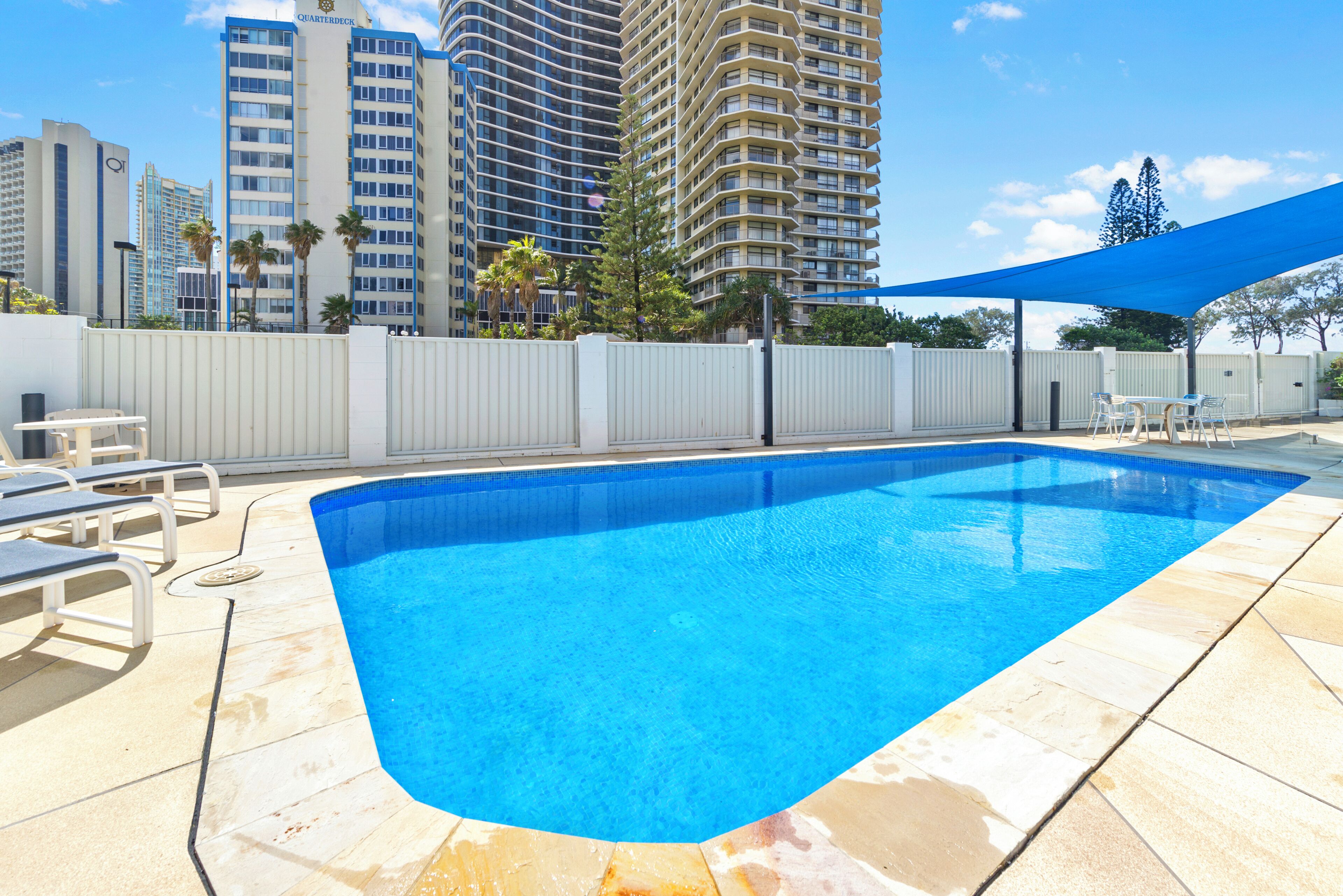 Piscina exterior, uma piscina aquecida 