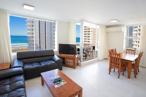 Apartamento Premium, 2 quartos, vista para o oceano | Sala de estar | Televisor de ecrã plano de 42 polegadas com canais de TV premium