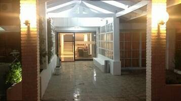Fachada da propriedade à noite