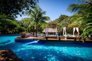 5 piscinas externas, espreguiçadeiras