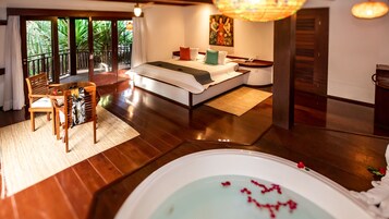 Suíte premium, banheira de imersão | Frigobar, cofres nos quartos, cortinas blackout, berços grátis