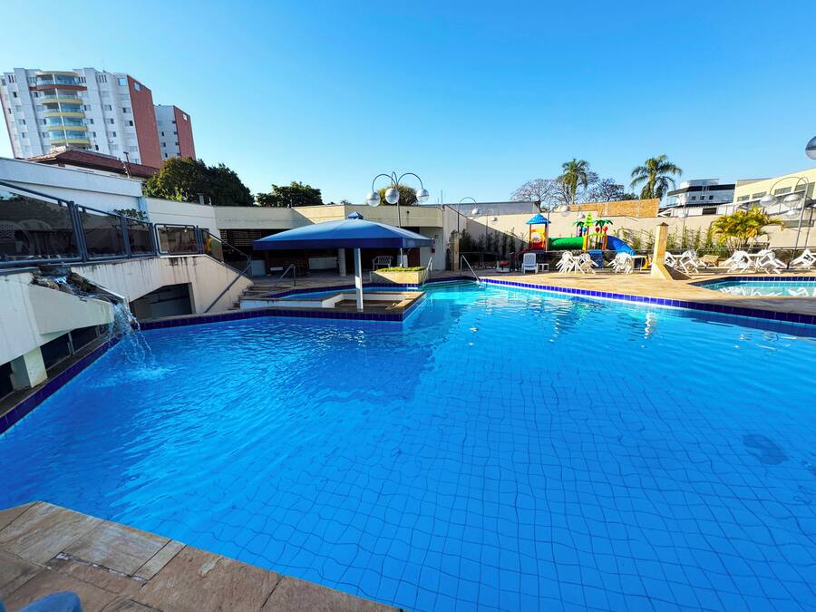 Piscina externa, guarda-sóis, espreguiçadeiras