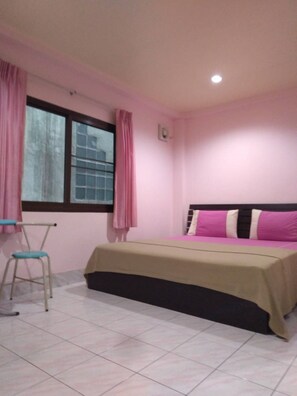 Quarto casal superior | Escrivaninha, Wi-Fi de cortesia