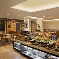 Café da manhã, almoço e jantar; culinária internacional 