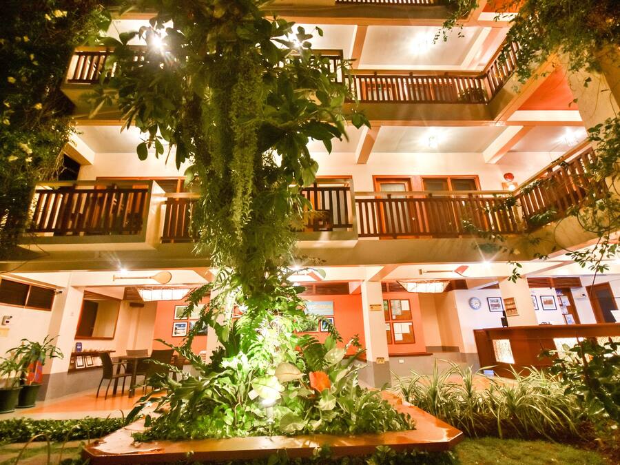 Fachada da propriedade à noite