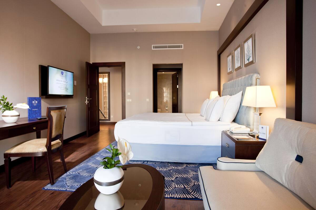 Duplex Family Suite | Roupa de alta qualidade, minibar, cofre no quarto, secretária 