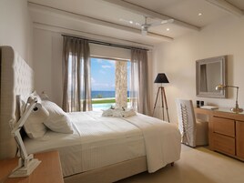 Quarto casal luxo, acesso à piscina | Roupas de cama premium, camas com colchões pillow-top