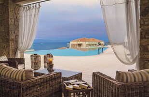 Vistas para a praia, serve almoço e brunch aos fins de semana 