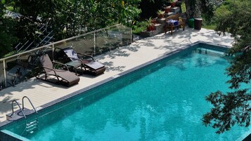 Piscina exterior, da(s) 8:00 à(s) 18:00, guarda-sóis 