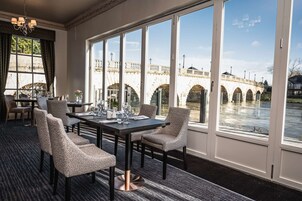 Pequenos-almoços, almoços, jantares servidos, cozinha europeia moderna 