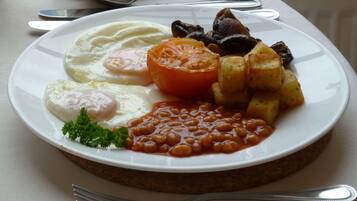 Pequeno-almoço completo diário (15 GBP por pessoa)
