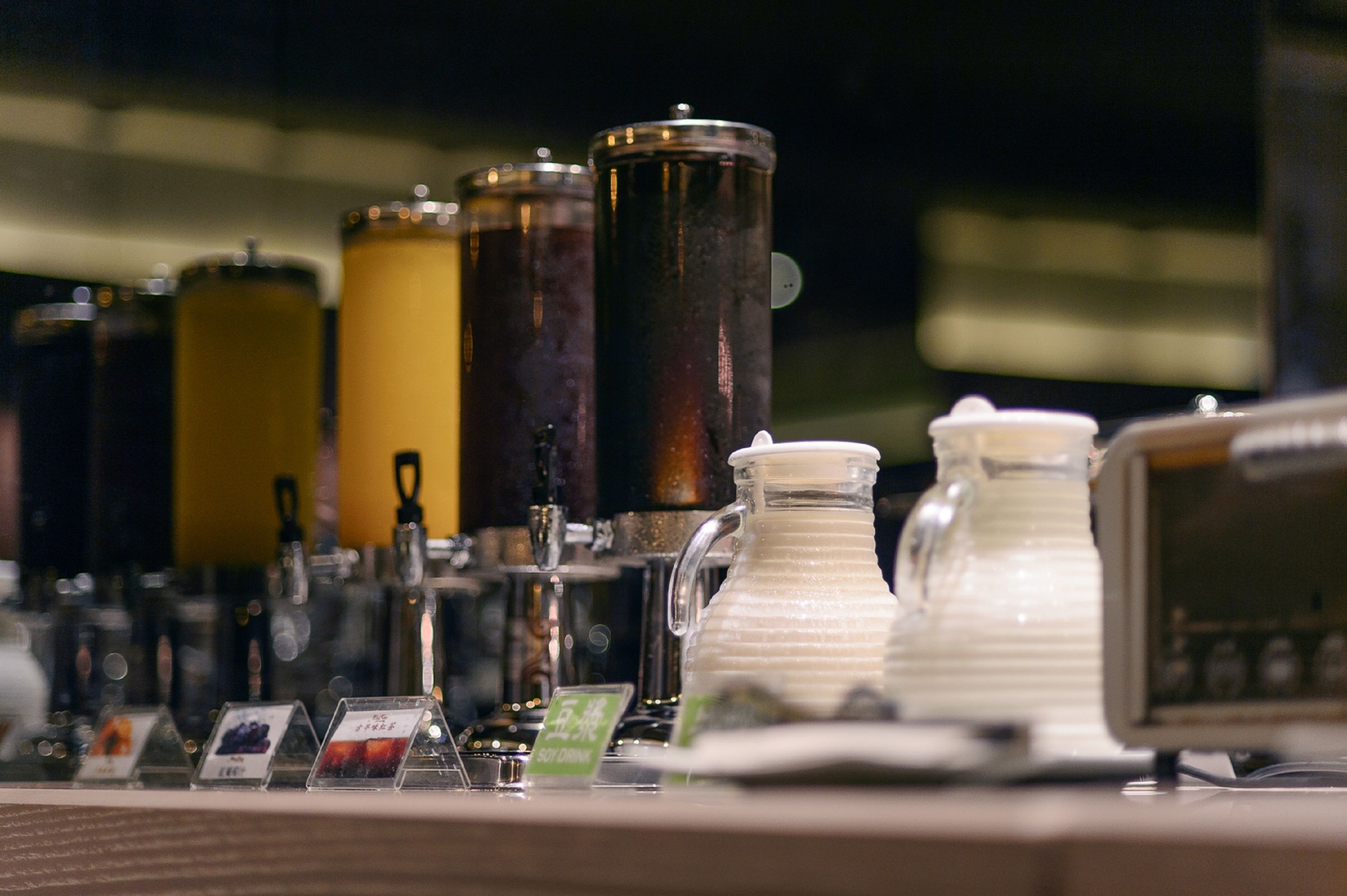 Uma área de bar com diferentes máquinas de café e um vaporizador de leite.