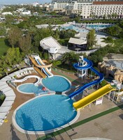 Um resort com várias piscinas, toboáguas e um amplo anfiteatro.