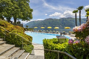 Piscina exterior, guarda-sóis, espreguiçadeiras 