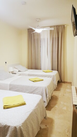 Quarto triplo, banheiro compartilhado | Wi-Fi de cortesia