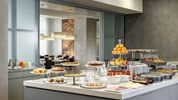 Café da manhã com buffet todos os dias (EUR 30 por pessoa)