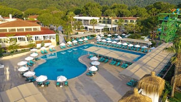 Piscina externa, funciona das 6h às 20h, guarda-sóis, espreguiçadeiras