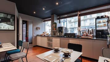 Pequeno-almoço tipo buffet diário (12.8 EUR por pessoa)