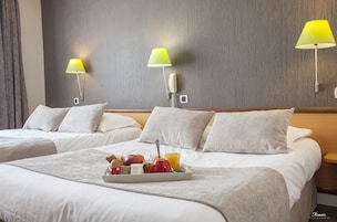 Quarto Quádruplo Comfort | Roupa de alta qualidade, secretária, cortinas/cortinados opacos