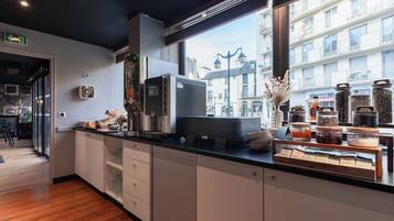 Pequeno-almoço tipo buffet diário (12.8 EUR por pessoa)