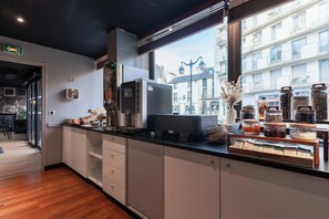 Pequeno-almoço tipo buffet diário (12.8 EUR por pessoa) 