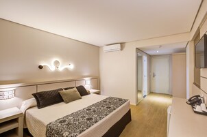 Quarto Superior Casal | Frigobar, cofres nos quartos, escrivaninha, cortinas blackout