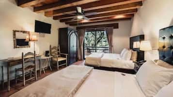 Quarto Duplo Superior | Cofre no quarto, cortinas/cortinados opacos, ferro/tábua de engomar