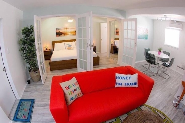 1 Bedroom Suite King | Cofre no quarto, com decoração personalizada