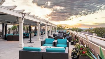 Este bar no terraço do hotel