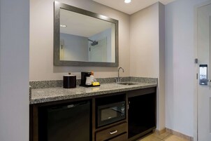 Roupas de cama antialérgicas, cofres nos quartos, escrivaninha