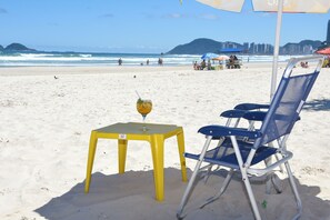 Perto da praia, espreguiçadeiras, guarda-sóis de praia 