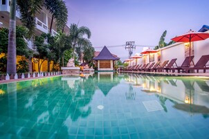 Piscina exterior, espreguiçadeiras