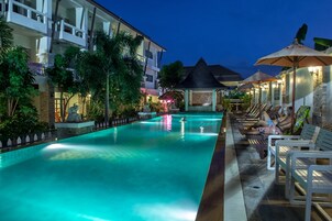 Piscina exterior, espreguiçadeiras 