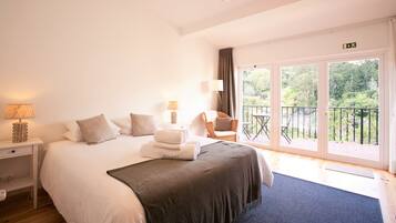 Quarto Duplo ou Twin Superior, junto à encosta | Secretária, ferro/tábua de engomar, Wi-fi grátis