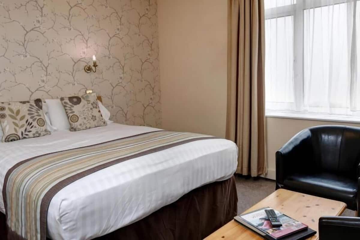 Escrivaninha, ferros/tábuas de passar roupa, Wi-Fi de cortesia