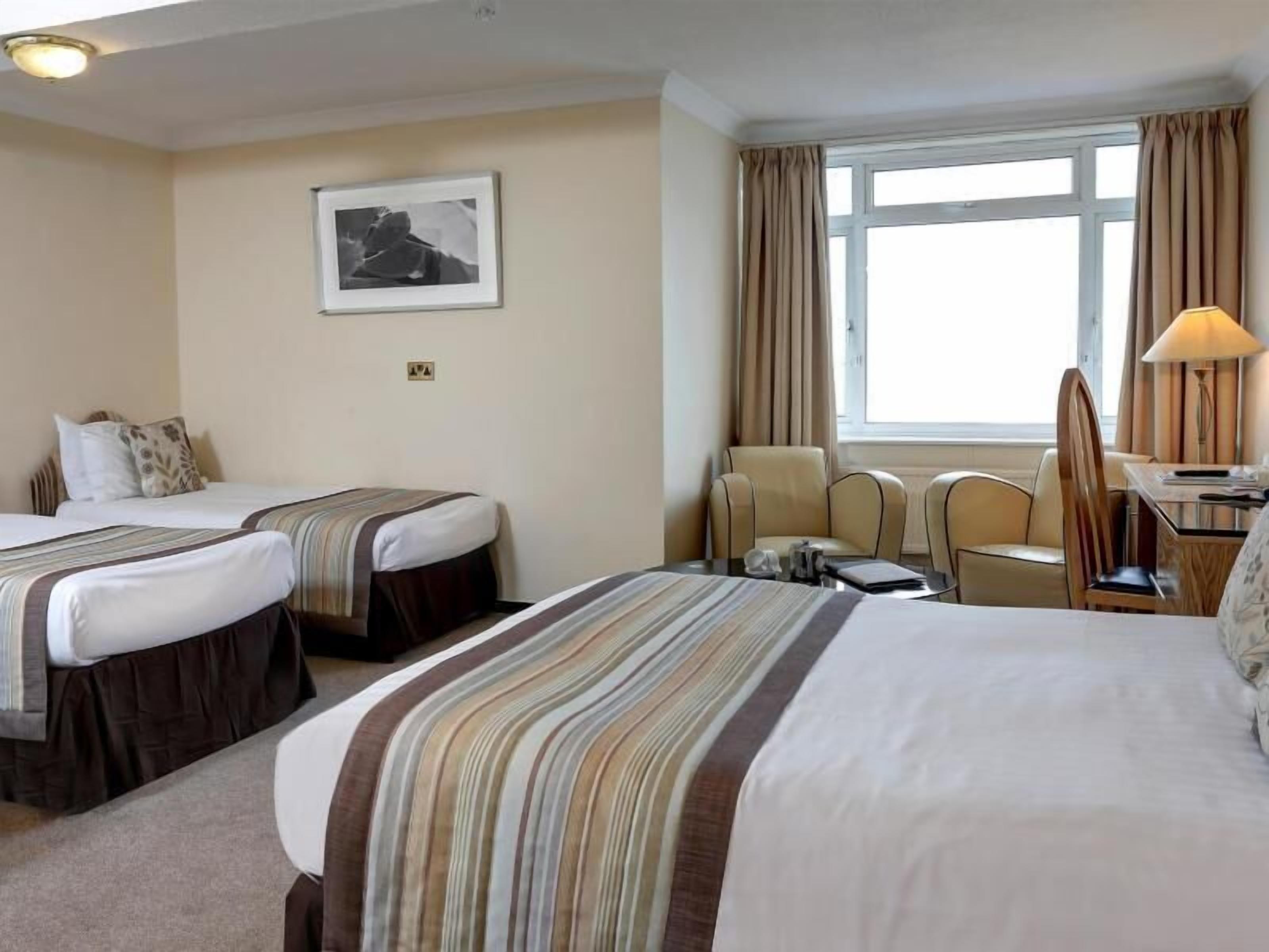 Escrivaninha, ferros/tábuas de passar roupa, Wi-Fi de cortesia