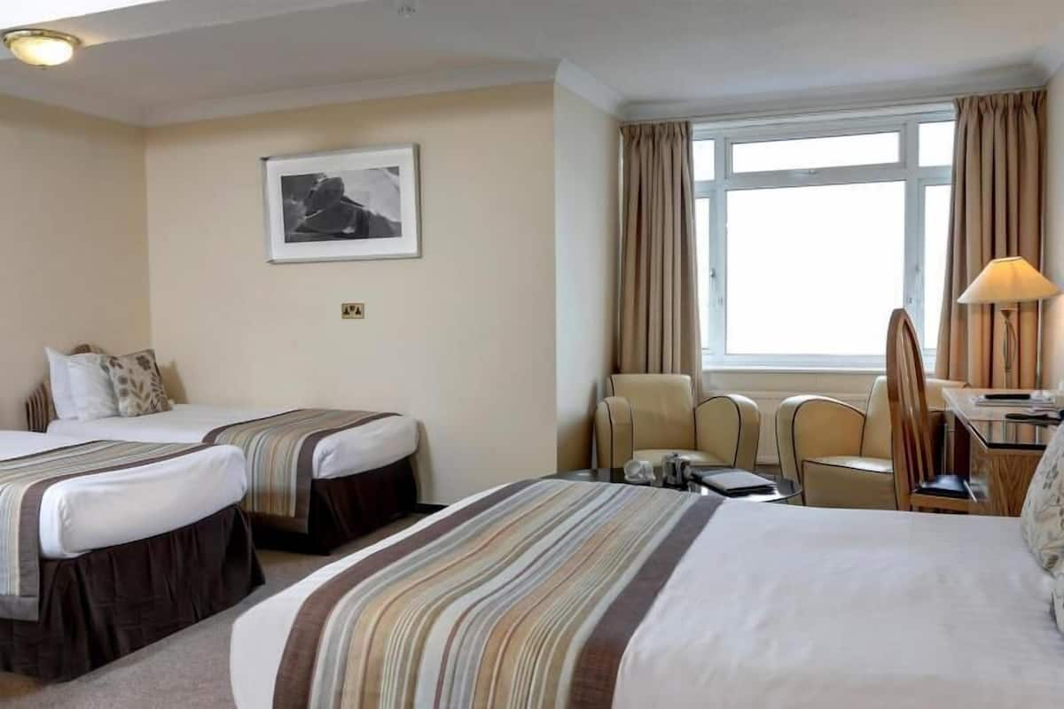 Escrivaninha, ferros/tábuas de passar roupa, Wi-Fi de cortesia