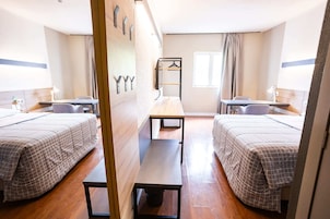 Frigobar, cofres nos quartos, individualmente mobiliados, escrivaninha