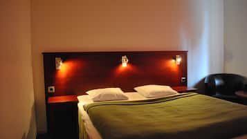 Quarto duplo | Escrivaninha, Wi-Fi de cortesia, roupa de cama