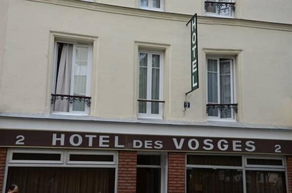 Fachada do alojamento (tarde/noite)