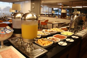 Pequenos-almoços e jantares servidos 