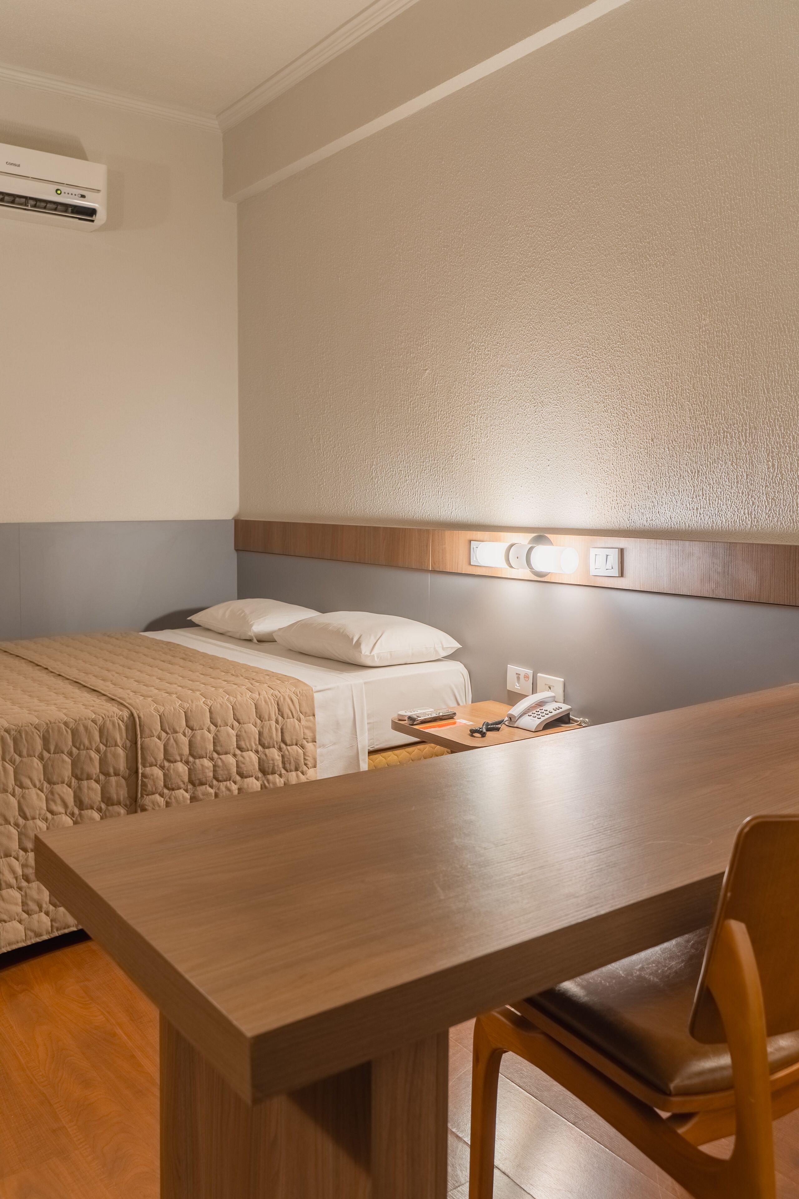 Quarto casal standard, 1 cama Queen | Frigobar, cofres nos quartos, escrivaninha, cortinas blackout