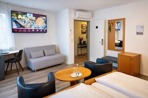 Quarto família, 1 cama de casal | Cofres nos quartos, escrivaninha, Wi-Fi de cortesia, roupa de cama